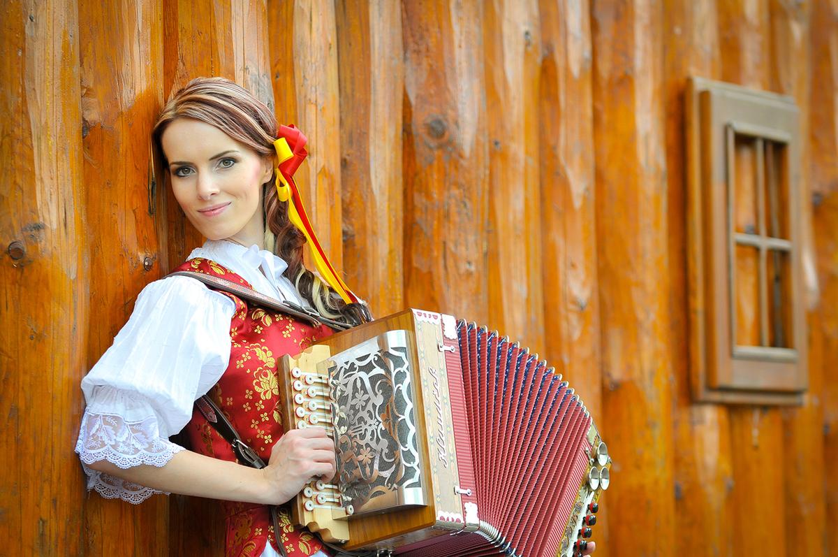 Vlasta Mudríková: Som šťastná, že aj vďaka mojim piesňam ľudia obracajú ...