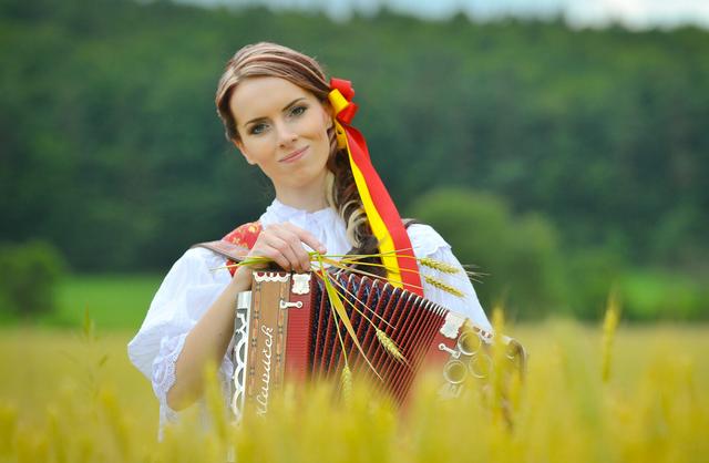 Vlasta Mudríková: Som šťastná, že aj vďaka mojim piesňam ľudia obracajú ...